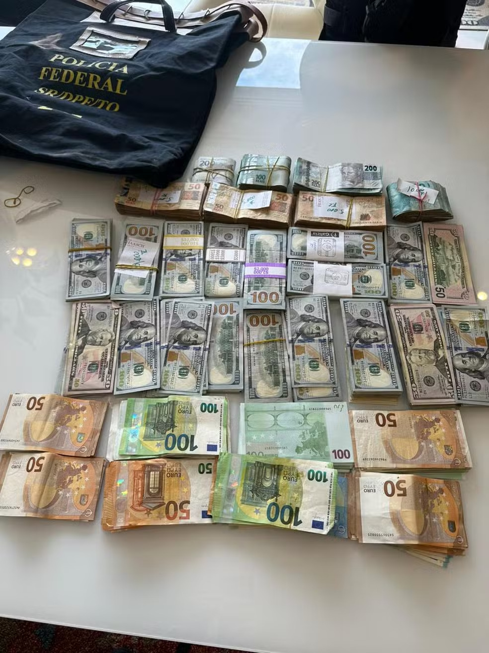 Pf Encontra 70 Armas 110 Mil Dólares E 26 Mil Euros Com Suspeito